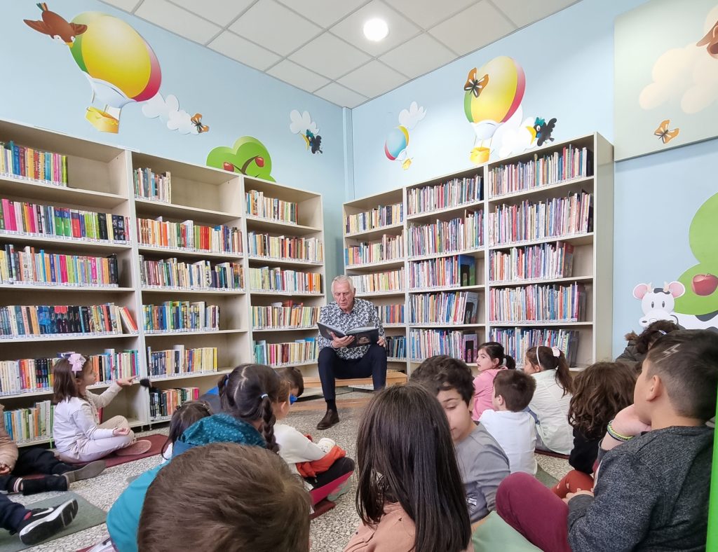 Ο Δήμαρχος Περιστερίου Ανδρέας Παχατουρίδης αφηγήθηκε παιδικές ιστορίες ...